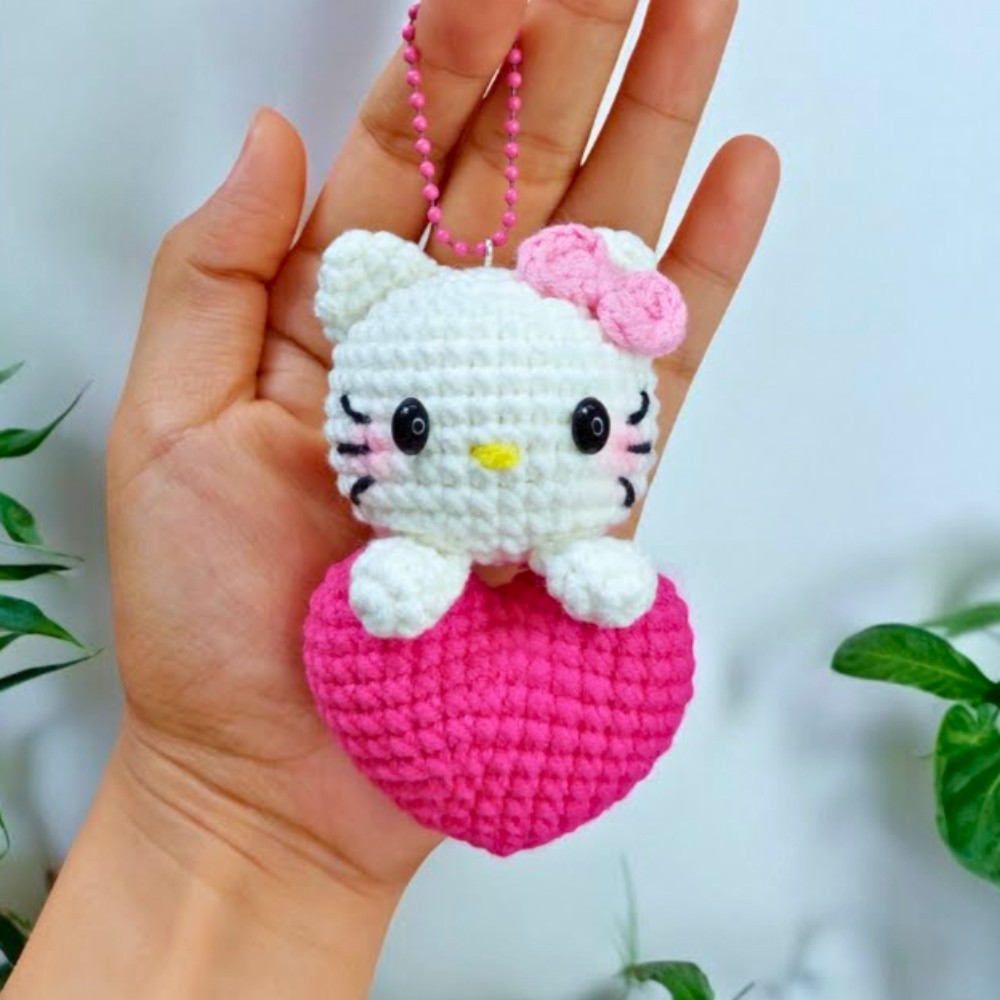 Crochet Hello Kitty With Heart Keychain Pattern - The Crafts